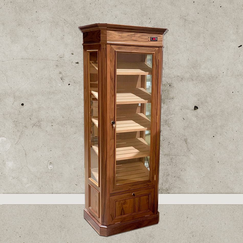The Paris Model cigar humidor is a classic and highly functional model.