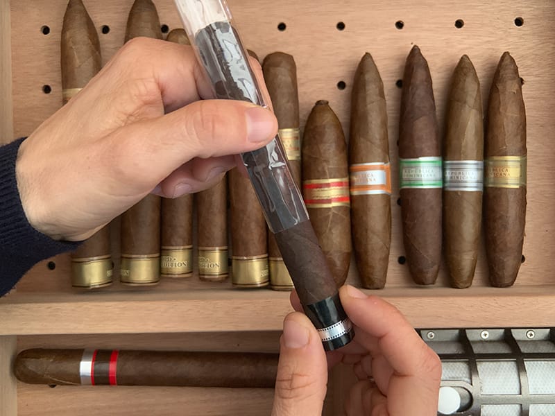 How should I organize the cigars in my humidor? -Humidores Wacota